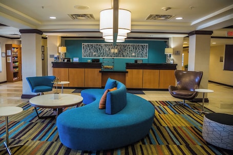 Lounge no hall. Fairfield Inn & Suites by Marriott Morgantown
