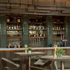 Serve pequenos-almoços, almoços e jantares 