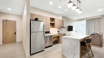 Um frigorífico/congelador grande, um micro-ondas, uma placa de cozinha