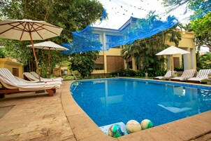 Piscina exterior, espreguiçadeiras 