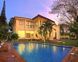 Piscina exterior, espreguiçadeiras 