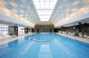 Quarto clássico, 1 cama King, para fumantes | Piscina interna
