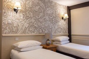 Quarto standard, 2 camas de solteiro | Individualmente decorados, individualmente mobiliados, escrivaninha