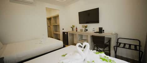 Quarto Standard | Roupa de alta qualidade, edredões de penas, camas de colchão pillowtop