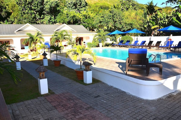 Piscina exterior, da(s) 10:00 à(s) 22:00, espreguiçadeiras