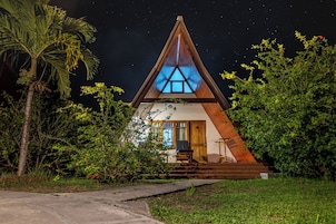 Cofre no quarto, secretária, ferro/tábua de engomar