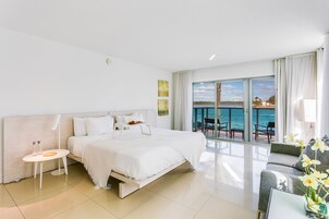 Apartamento, 2 quartos, cozinha, vista para o canal | Roupa hipoalergénica, cofre com capacidade para portátil, secretária 