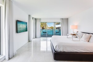 Roupas de cama antialérgicas, cofres nos quartos, escrivaninha