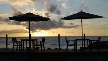 Terraço com espreguiçadeiras