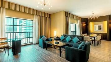 Executive Suite One Bedroom with Pool view | Roupa de alta qualidade, cofre no quarto