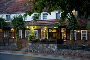 Fachada da propriedade à noite