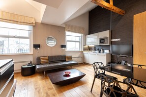 Triple Studio | Cofres nos quartos, escrivaninha, quartos à prova de som