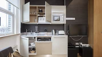 Triple Studio | Cozinha privada | Um frigorífico/congelador grande, um micro-ondas, um forno