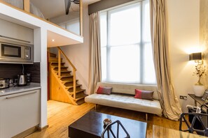 Triple Studio | Cozinha privada | Geladeira grande, micro-ondas, fogão, cooktop