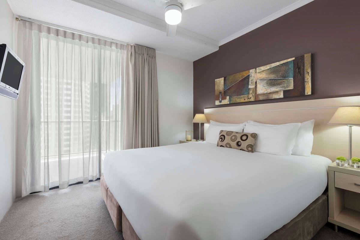 Apartamento, 1 quarto (No Housekeeping) | 1 quarto, escrivaninha, espaço de trabalho para notebook