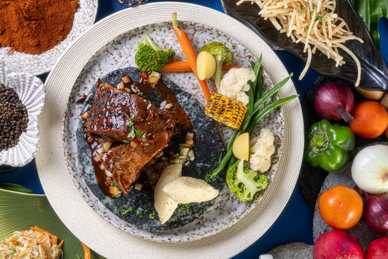 Prato de comida com diversos vegetais e um pedaço de carne.