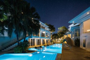 Piscina exterior, da(s) 8:00 à(s) 21:00, guarda-sóis, espreguiçadeiras 