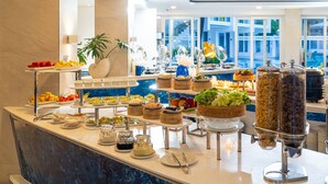 Disposição de buffet com diversos alimentos e acompanhamentos.