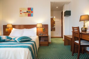 Quarto casal | Cofres nos quartos, escrivaninha, berços grátis, Wi-Fi de cortesia