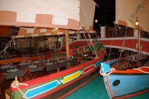 Almoços e jantares servidos, incluindo cozinha italiana 