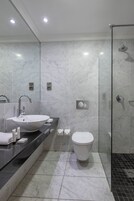 Quarto Standard, 2 camas individuais | Casa de banho | Um polibã, artigos de higiene pessoal grátis, um secador de cabelo 