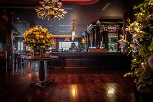 Este pub inglês, com vista para o oceano, aberto diariamente 