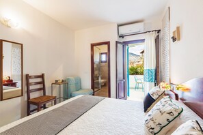 Quarto Duplo Design | Roupa de alta qualidade, minibar, cofre no quarto 