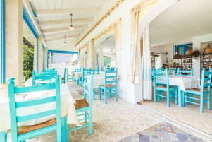 Serviço de jantar, culinária mediterrânea, vistas para o jardim 