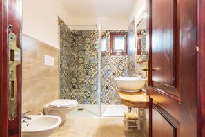 Quarto Duplo Design | Casa de banho | Um polibã, artigos de higiene pessoal grátis, um secador de cabelo 