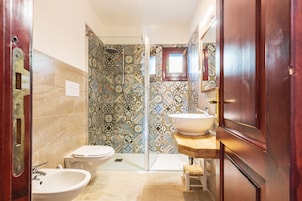 Quarto casal design | Banheiro | Chuveiro, produtos de toalete grátis, secador de cabelo, bidê