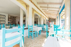 Serviço de jantar, culinária mediterrânea, vistas para o jardim 