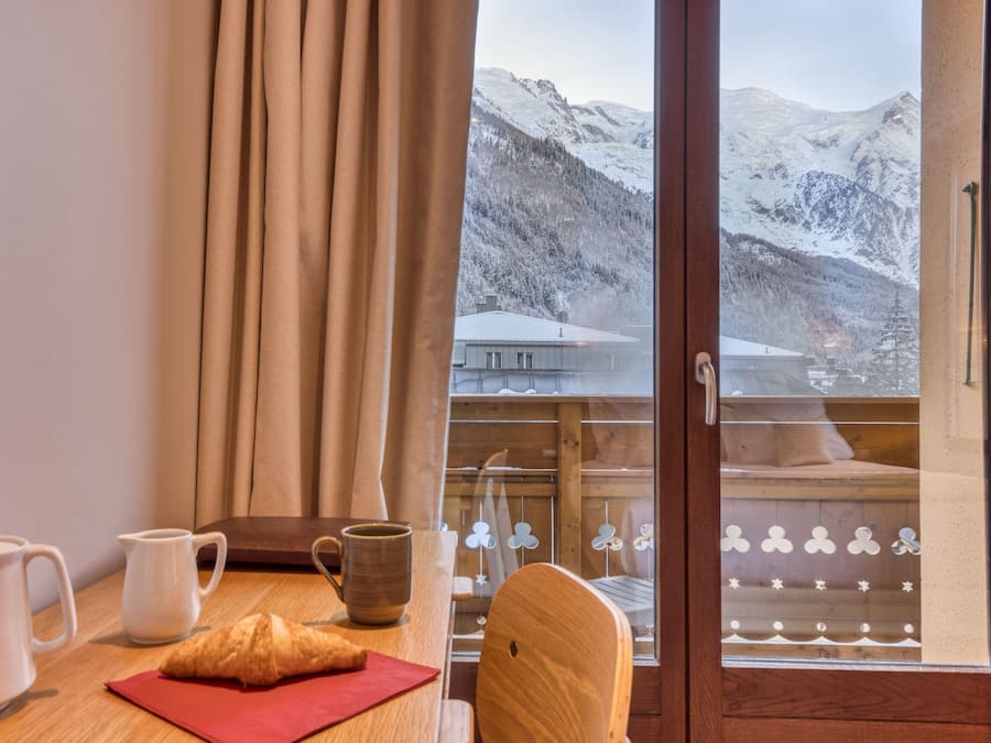 Quarto casal ou duplo conforto, acesso à piscina, vista para a montanha | Cofres nos quartos, ferros/tábuas de passar roupa, Wi-Fi de cortesia