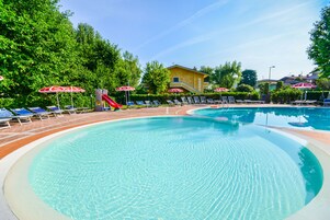 Piscina externa sazonal, funciona das 8h às 20h, guarda-sóis