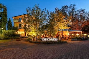 Fachada da propriedade à noite