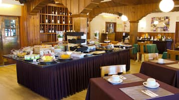 Café da manhã com buffet grátis todos os dias