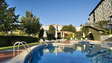 Piscina externa sazonal, funciona das 10h às 19h, espreguiçadeiras