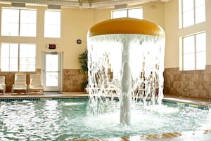 Piscina interna, funciona das 8h às 23h, espreguiçadeiras