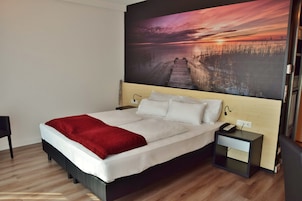 Quarto casal panorâmico, 1 cama Queen, para não fumantes, vista para o lago (Tower) | Roupas de cama antialérgicas, cofres nos quartos, escrivaninha