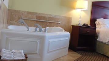 Uma combinação polibã/banheira, artigos de higiene pessoal grátis