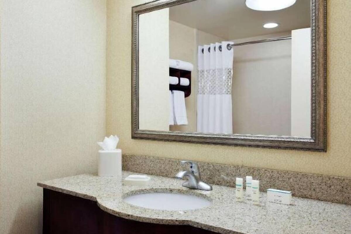 Casa de banho | Uma combinação polibã/banheira, artigos de higiene pessoal grátis