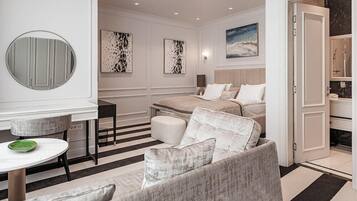 Minibar, cofre no quarto, secretária, ferro/tábua de engomar