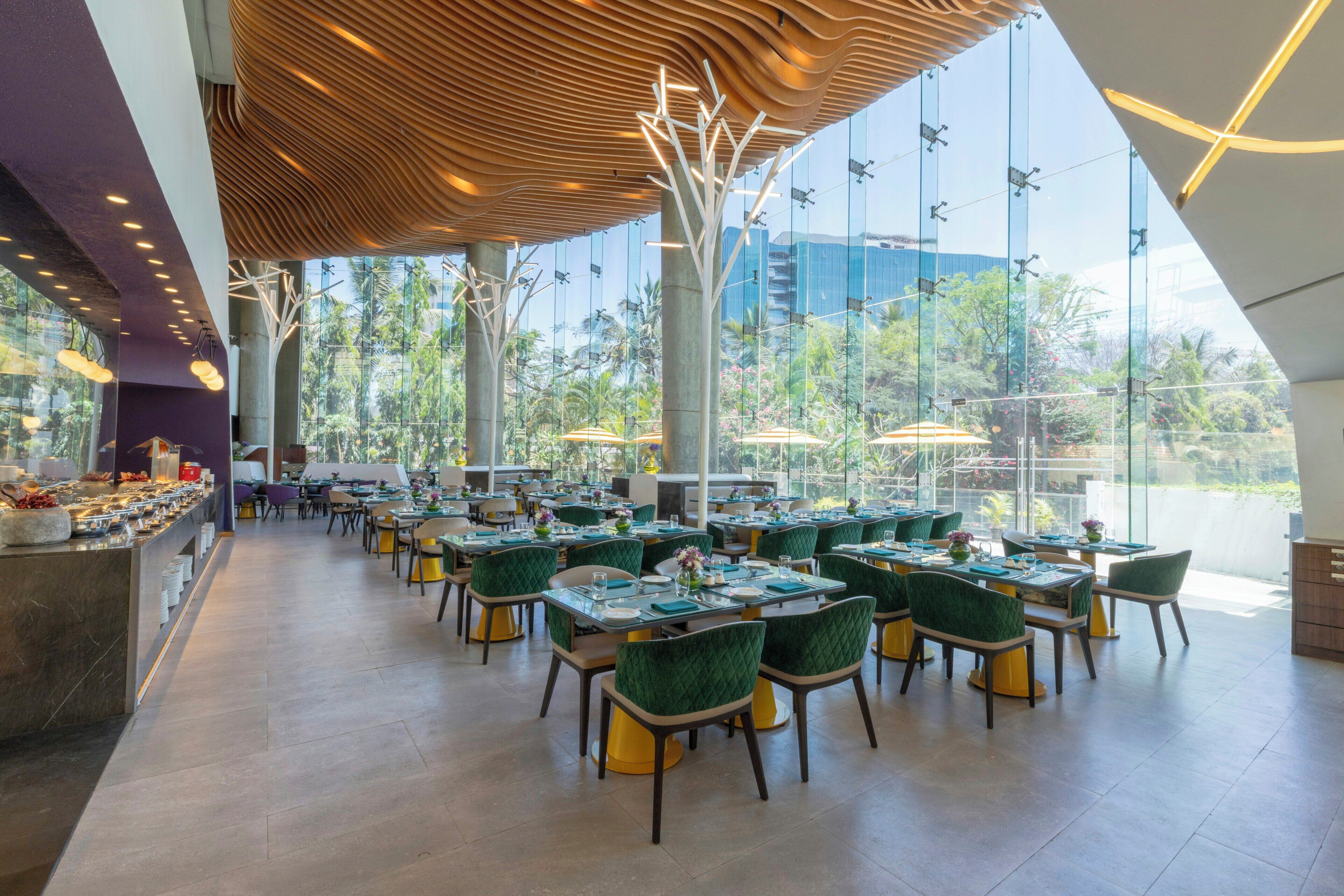 2 restaurantes: servem pequenos-almoços, almoços, jantares e brunches