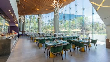 2 restaurantes: servem pequenos-almoços, almoços, jantares e brunches