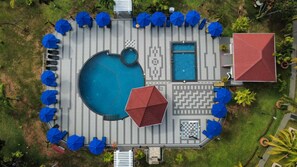 Piscina externa, funciona das 10h às 20h, guarda-sóis, espreguiçadeiras