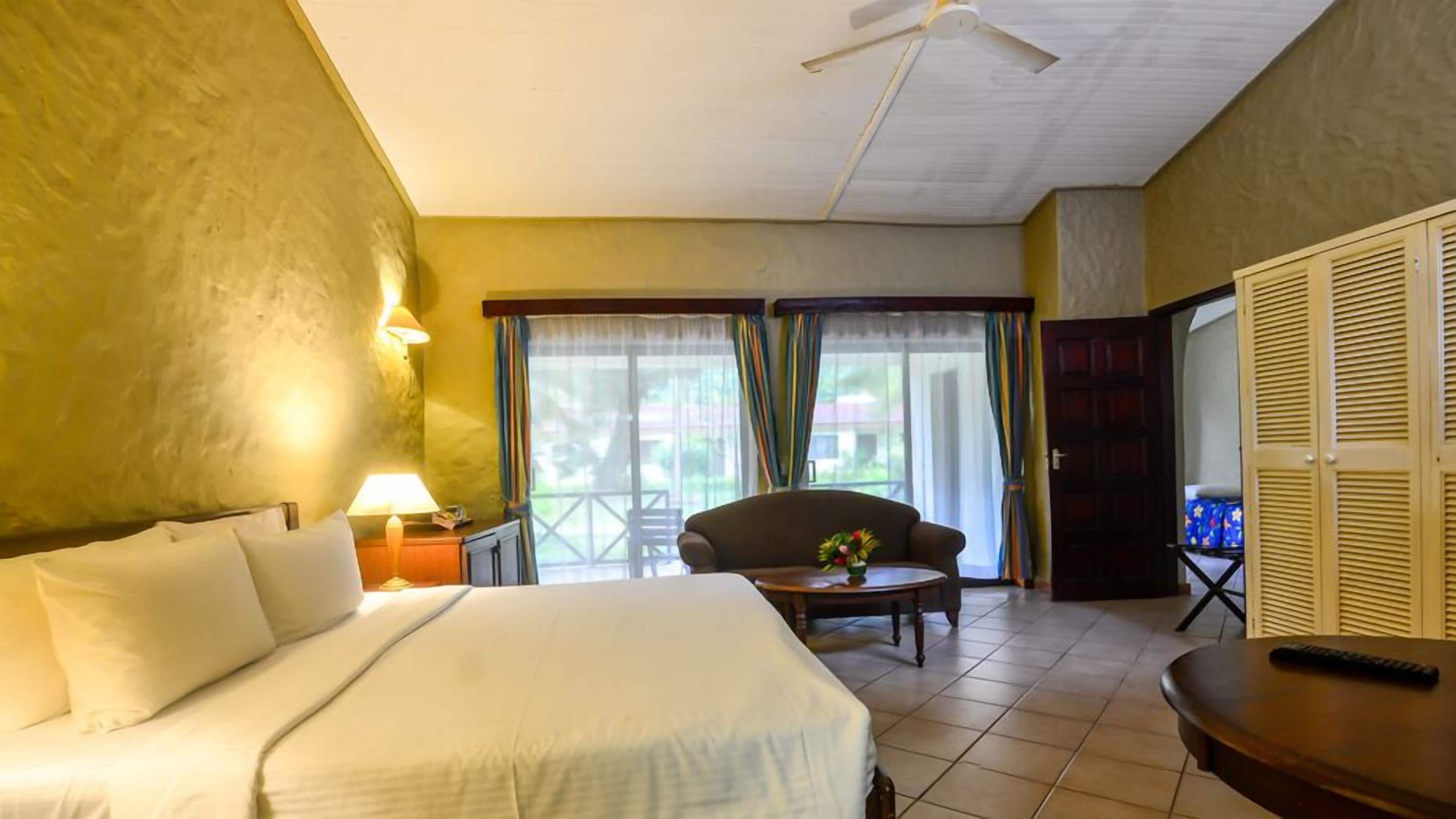 Frigobar, cofres nos quartos, escrivaninha, cortinas blackout