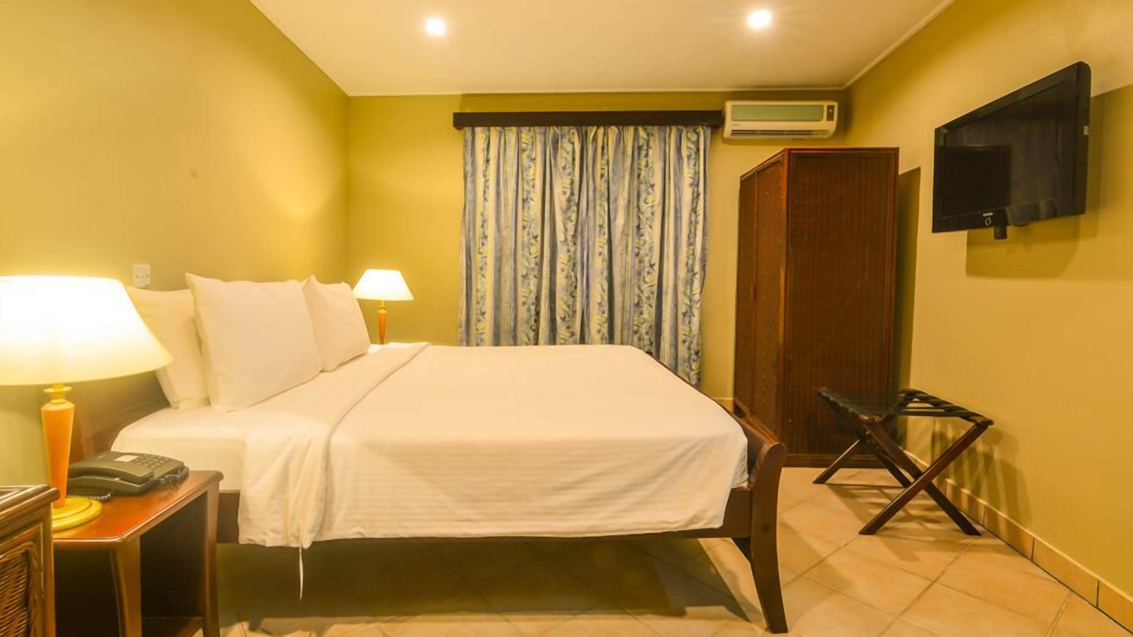 Frigobar, cofres nos quartos, escrivaninha, cortinas blackout
