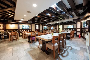 Pequeno-almoço tipo buffet diário mediante uma taxa