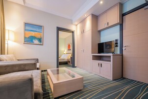 Quarto Familiar | Roupa hipoalergénica, minibar, cofre no quarto, secretária