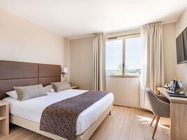 Roupa de alta qualidade, minibar, cofre no quarto, secretária