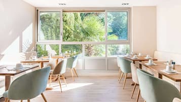 Pequeno-almoço tipo buffet diário (13 EUR por pessoa)